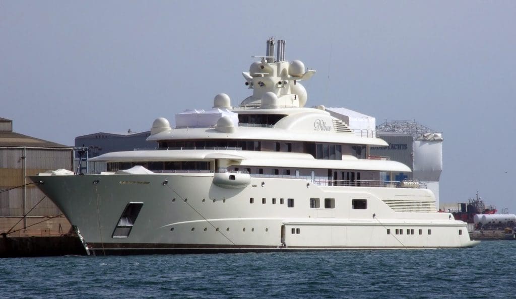 Dilbar, le plus grand yacht du monde, fait son retour dans le port de ...